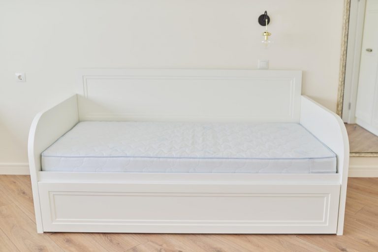 How to Style a Daybed as a Couch: Top Tips for a Trendy Transformation